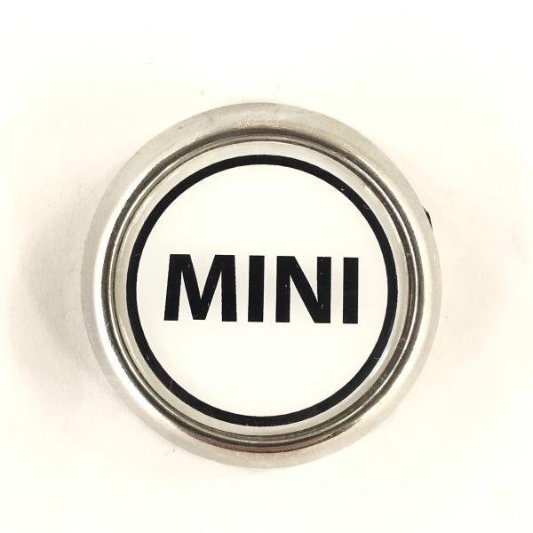 クラシックミニ用の丸型タイプのボンネットエンブレムです。 センターの白いモチーフはステッカーです。 貼り付けは両面テープで貼り付けるだけです。 5.5cm×5.3cmClassic Mini Round Bonnet Front Hood ...