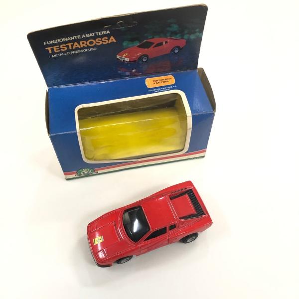 専用の箱はございません。タイヤが回転します。電池一本で動作するものです。電池は付属しません。中国製です。箱、ミニカー共に、キズ、色あせなどの経年劣化があります。写真のものが現品となります。量産品に関しましては、製品の塗装のムラ、デカールのズ...