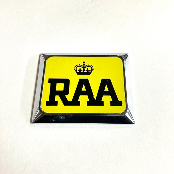 オーストラリアのロードサービスのバッチThe Royal Automobile Association of South Australia取付金具は別途ご用意ください。8.4cm×6.9cm写真の物が現品です。エンブレムの取り付け方法は、...