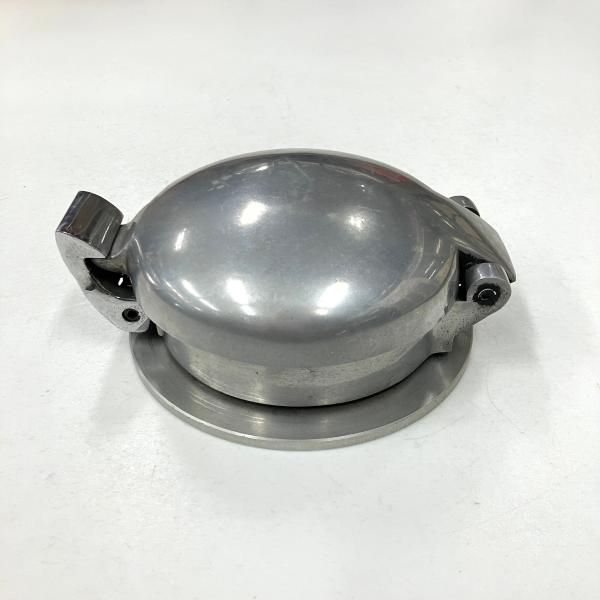 クラシックカー・バイク等におすすめのガソリン給油口のカバー（中古品）です。フューエルキャップです。こちらは、カバーのみの販売です。車種特定の無い汎用品ですので、サイズをご確認の上、適宜加工いただき、取付出来る方向けです。鍵はありません。カバ...