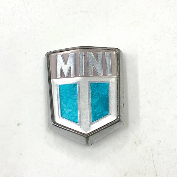 こちらは中古品です。写真の物が現品です。新品リプロダクション品ではなく、オリジナルのユーズド品です。新品リプロ品は別ページにて販売中です。ローバーミニのMK3タイプのボンネットカーバッジでメッキボディーです。取り付けはMK3純正と同じ3本の...