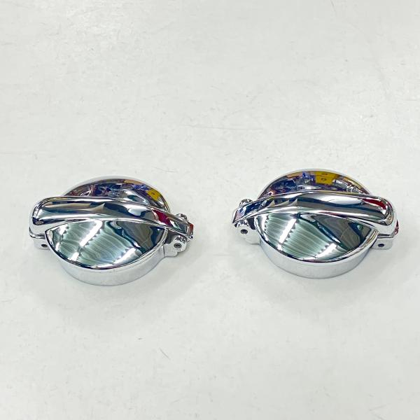 クラシックカー・バイク等にすすめのガソリン給油口のカバー（中古品）です。フューエルキャップです。2個セットです。こちらは、カバーのみの販売です。車種特定の無い汎用品ですので、サイズをご確認の上、適宜加工いただき、取付出来る方向けです。鍵はあ...