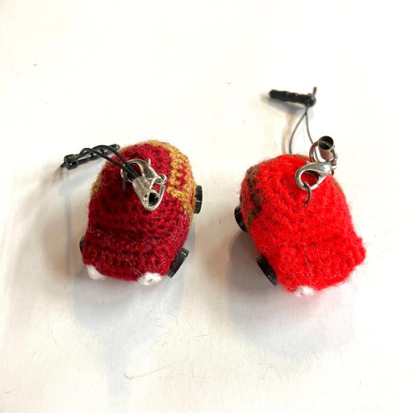 スマホや携帯電話のイヤホンジャックに差し込むアクセサリーです。クラシックミニの木枠のついたカントリーマン風のチャームがついています。サイズは約3.5cmx3cmx2.5cm