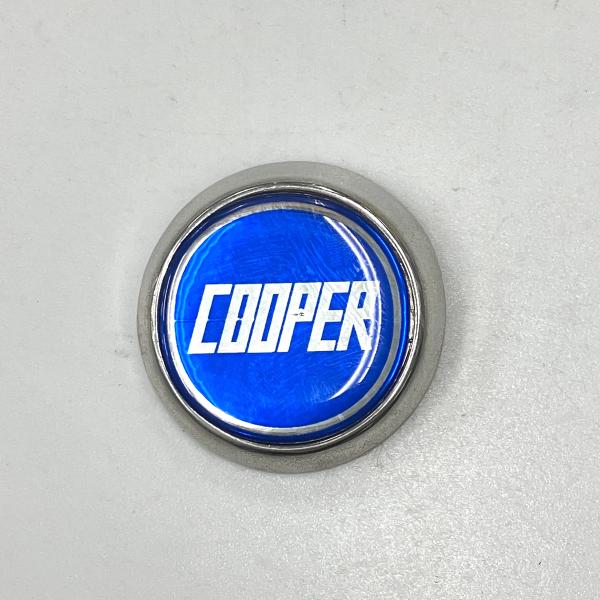 クラシックミニ用の丸型タイプのボンネット用カーバッヂです。ブルーにクーパーの文字入り。 センターのモチーフはステッカーです。 貼り付けは両面テープで貼り付けるだけです。 5.5cm×5.3cmClassic Mini Round Bonne...