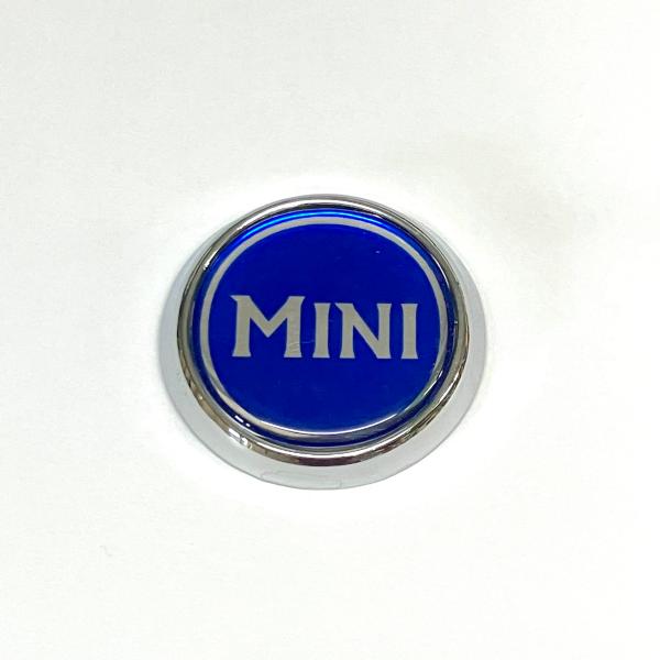 MINIの丸型タイプのボンネットエンブレムです。 センターのモチーフは樹脂コーティングされたステッカーです。 5.5cm×5.3cm取り付けイメージの写真は別のマークです。Classic Mini Round Bonnet Front Ho...