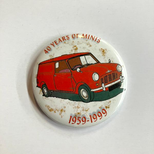 赤いのクラシックミニのVANが描かれたマグネットです。ローバーミニ生誕40周年記念の当時物。ビンテージ品です。直径：5.8cm写真の物が現品です。40 YEARS OF MINIS MINI VAN Classic Mini Magnet