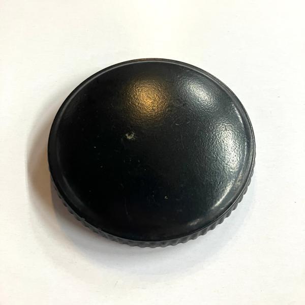 こちらは中古品です。写真の物が現品です。一部黒い部分が剥げています。クラシックミニ用フューエルタンクキャップです。ローバーミニは全年式ご利用可能です。純正のキー付きガスキャップをはずして交換してください。鍵はつきません。回して開けるだけの、...