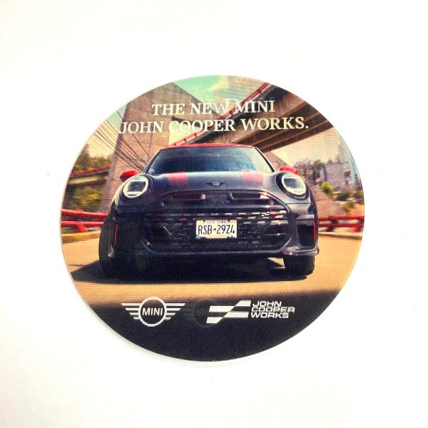 見る角度によって絵柄が変化するステッカーです。薄いプレートですので、平らな面に貼ってください。BMW MINI ノベルティ　非売品直径：9cm写真の物が現品です。Classic Mini 33EJB Round Sticker