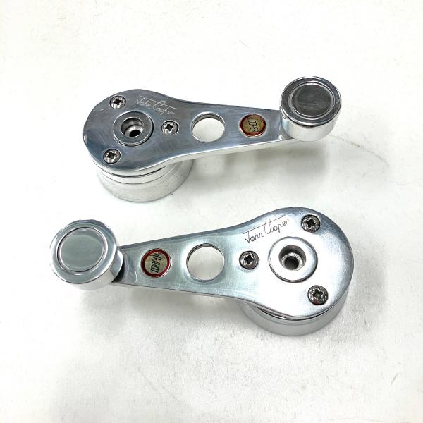 こちらは新品ですが、展示品につき、写真のものが現品です。John Cooper刻印入りローバーミニ専用窓の開閉用回転レバーです。2つセットのお値段です。レギュレターリング2個付属Classic Mini Rover Mini John Co...