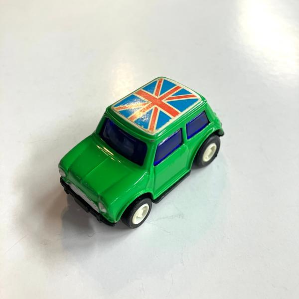 こちらは中古品です。写真の物が現品です。クラシックミニプルバックミニカー6cm×2.7cm×3cmClassic Mini Pull Back Toy Car Green Union jack roof
