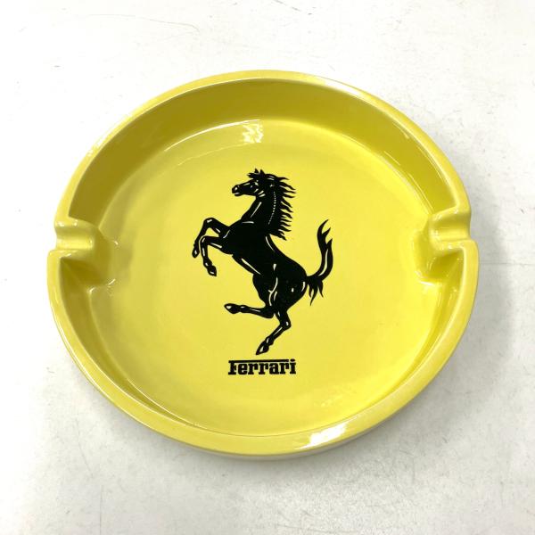 こちらラスト1点です。写真の物が現品です。状態を写真にてご確認ください。クラシックなフェラーリの跳ね馬プリント入りの円型アシュトレーです。未使用新品・当時物ですので、灰皿ではなく、ガレージインテリア・小物置き、鍵置き場などにも使用可能です。...
