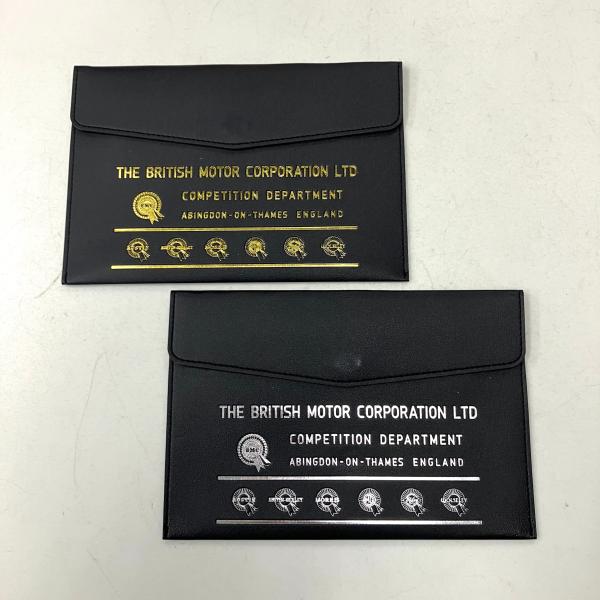 BMCの車検証ケースクラシックミニ、オースチンヒーレー、ライレー、ウーズレーのユーザーにおすすめです。車検証に限らず、書類や薄いものをいれてください。17cm×25.5cmマチなしTHE BRITISH MOTOR CORPORATION ...