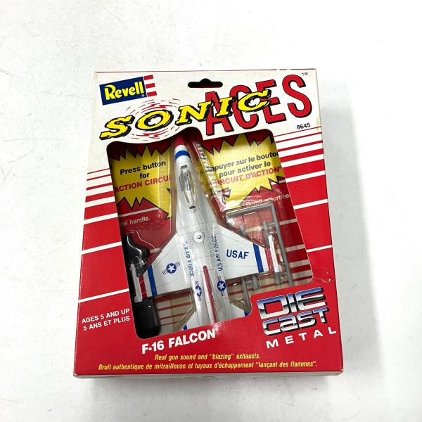 Revell SONIC ACES 8645古いもので、写真のものが現品となります。パッケージにやぶれ、汚れ、劣化あり。量産品に関しましては、製品の塗装のムラ、デカールのズレ、各種パーツの取り付け位置の誤差など、商品の個体差、初期の傷がある...