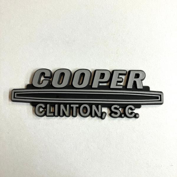 13.9cm×4.5cm新品ですが、裏面に何もついていないので、両面テープや接着剤などで固定してください。エンブレムの取り付け方法は、それぞれ異なり、ステーや、ナットのない商品もございます。ご確認の上、ご購入をお願い致します。弊社は、ローバ...