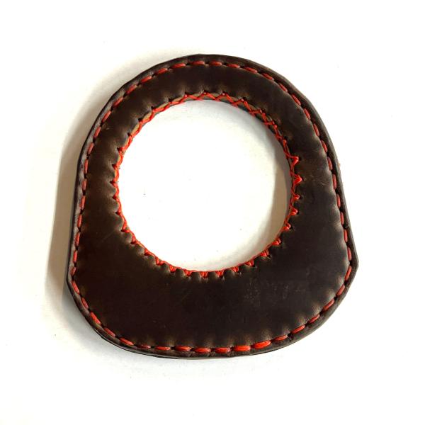 レザー製のクラシックミニのガソリンキャップにかけるよだれかけです。9.5cm×10cm新品ですが、写真の物が現品です。Classic Mini(Rover Mini) Petrol Tank Apron Guard Fuel Bib Lea...