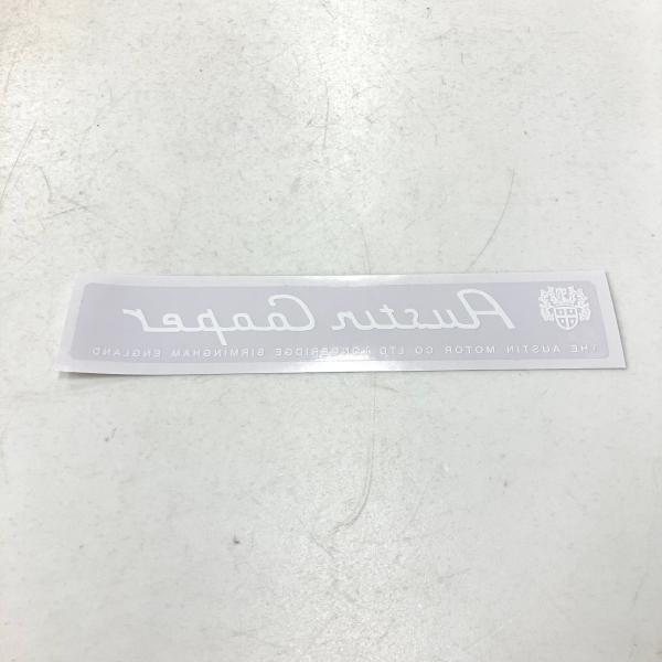 こちらはガラスへの内貼りステッカーです。クリアステッカーにホワイトの印字です。粘着剤がついた面に印字が施されています。20.2cm×3.5cm