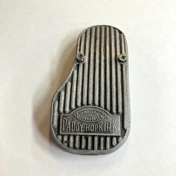 こちらは中古品です。写真の物が現品です。クラシックミニのモンテカルロラリーにて、優勝したPADDY HOPKIRK氏のロゴ入りアルミ製アクセルペダルカバーです。75年までのローバーミニには加工なしで、取り付け可能です。75年以降のお車には、...