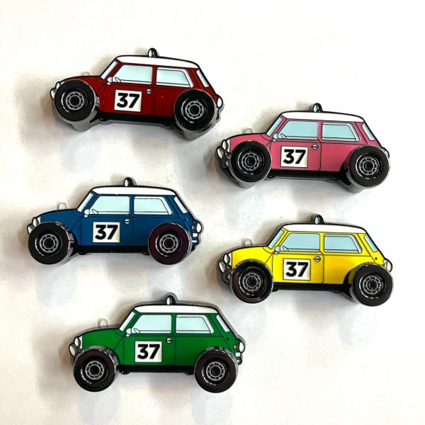 クラシックミニの車モチーフの小さなフック本商品をお好きな場所に固定し、キーホルダーなどをかけて使用するフックです。裏面の両面テープを使用し、お好みの場所へ固定してください。3.5cm×7cm厚み：1.5cmタイヤ直径（フック部分）：1.7cm