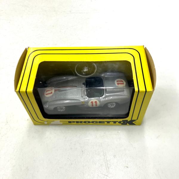 016フェラーリ 250 T.R. Riverside 1958#11写真のものが現品となります。紙パッケージにシール付着跡あり、経年劣化、汚れあり。量産品に関しましては、製品の塗装のムラ、デカールのズレ、各種パーツの取り付け位置の誤差など...