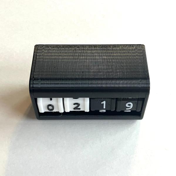 6.5cm×3.3cm×3.7cm手動のカウンターです。4桁の数字カウンターです。お好きな用途にお使い下さい。お車のオイル交換の目安にもどうぞ。ローバーミニのオイル交換は前回のオイル交換時より3000km走行後、または前回のオイル交換より6...