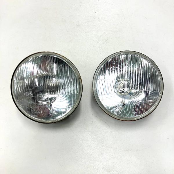 こちらは中古品です。写真のものが現品です。2点セットの価格です。LUCAS Headlamp Set Used Parts