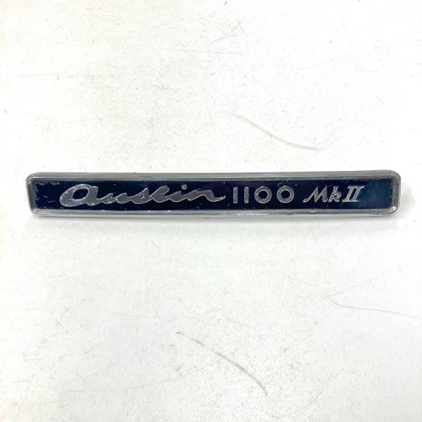 こちらは中古品です。写真の物が現品です。3cm×24.5cmエンブレムの取り付け方法は、それぞれ異なり、ステーや、ナットのない商品もございます。ご確認の上、ご購入をお願い致します。弊社は、ローバーミニ（BMW　MINIを除く）専門店です。そ...