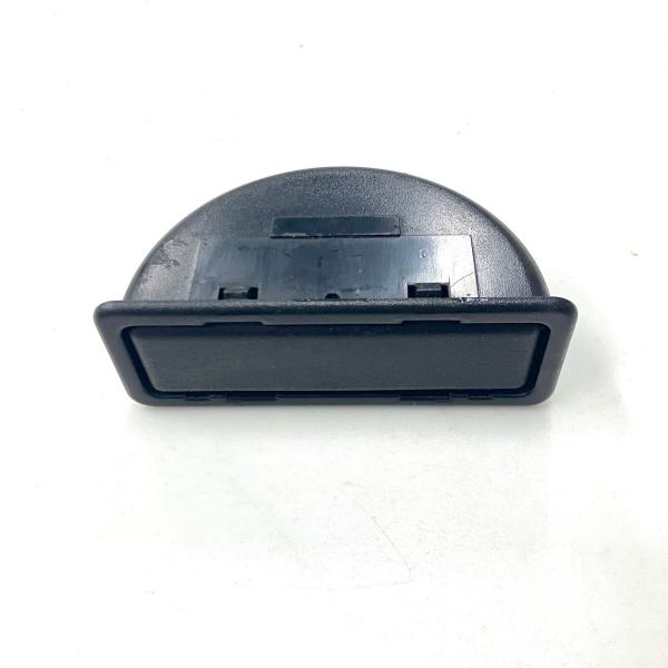 こちらは中古品です。写真のものが現品です。クラシックミニに付いている黒いプラスチック製の灰皿です。