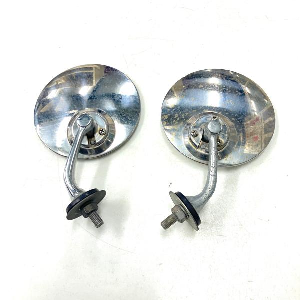 こちらは中古品です。鏡面に傷あり。写真の物が現品です。左右セットの価格です。新品は左右ばら売りで別ページにて販売中です。クラシックミニやクラシックカーにおすすめのLUCAS風のフェンダー用丸型ミラーです。車検対応でミラーステー先端が平になっ...