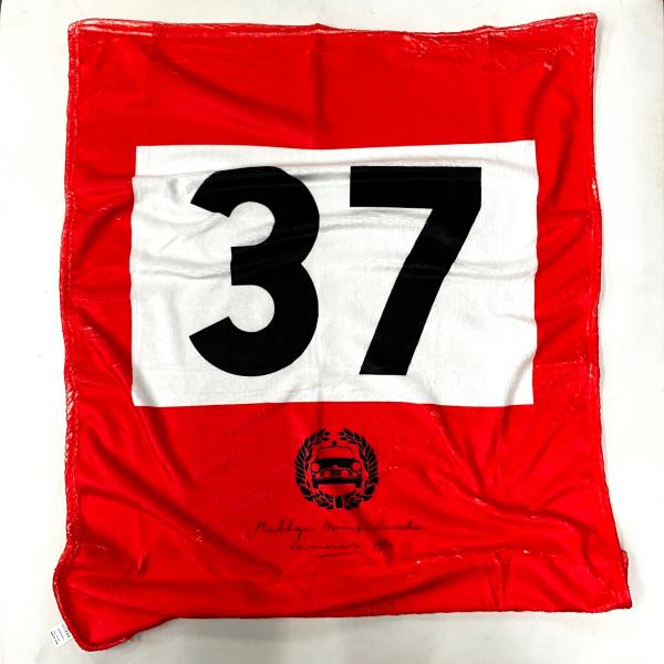 ゼッケン37番は1964年にパディーホプカークがモンテカルロラリーにて優勝した記念番号です。#37100%ポリエステル約101cm×76cm(40インチ×30インチ)裏は無地です。未使用品、写真のものが現品です。Classic Mini R...