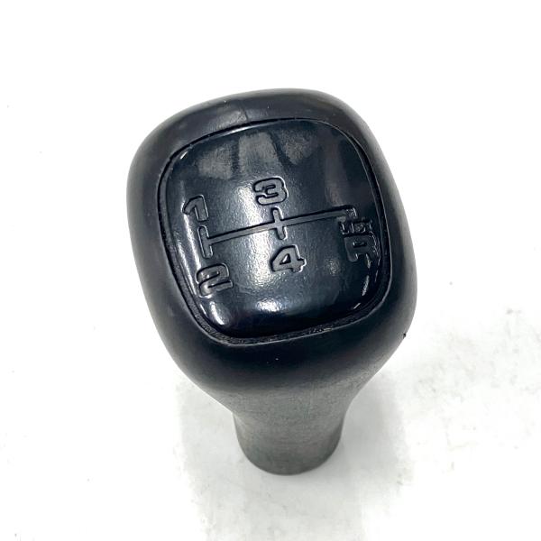 こちらは中古品です。目立った傷はありませんが、シフトパターンの上部が白く色褪せています。写真のものが現品です。MINI1000純正のシフトノブです。材質：ゴム約8cm×5cm×4.5cmクラシックミニ専用です。その他車種に使用される場合は、...