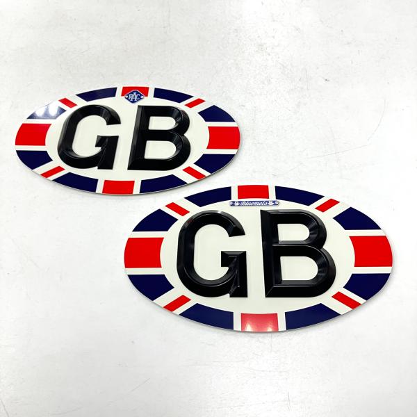 クラシックミニにはおなじみのGB（グレートブリテン）のプレート。GBの文字の部分が立体的になっています。ヨーロッパでは車で国境を越えることがあり、何処の国から来たのかを知らせる為に一役買っています。取り付け穴・両面テープなどは無いため、お好...