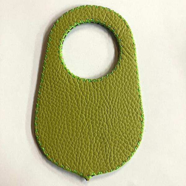レザー製のクラシックミニのガソリンキャップにかけるよだれかけです。写真の物が現品です。11cm×17.5cmClassic Mini(Rover Mini) Petrol Tank Apron Guard Fuel Bib Leather