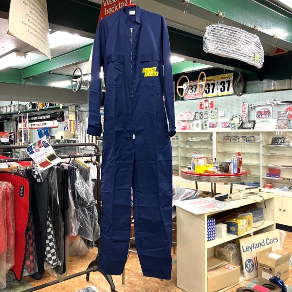 古いものですが、新品デットストックです。バックにもロゴがあります。当時の純正品です。色はネイビー（1枚目の写真の色味です）前側の胸ポケットが左右に1つずつ、ウエスト部分にポケットが左右1つずつあります。写真の赤丸部分（ポケットの横）はボタン...