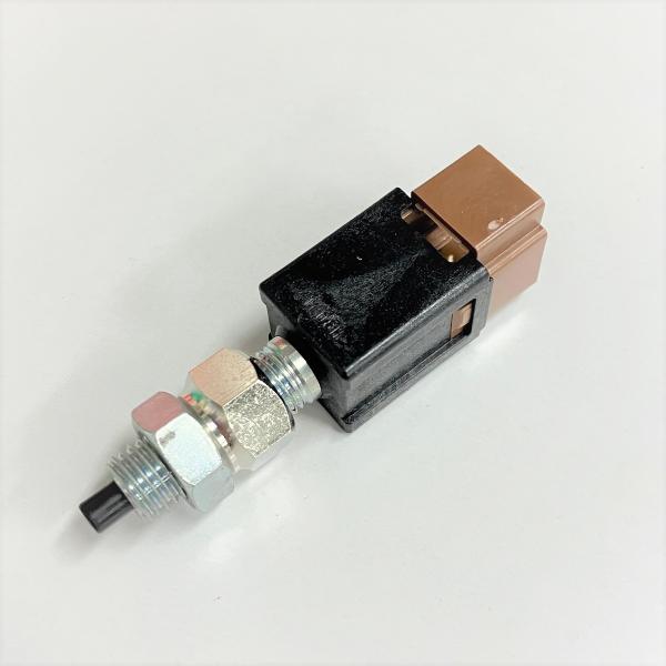 日本製です。ローバーミニ純正のプラスチックのものに比べ、しっかりとした造りになっています。ブレーキランプスイッチは割れやす壊れやすいですが、こちらは対策用のスイッチです。Classic Mini Rover Mini Heavy Duty ...