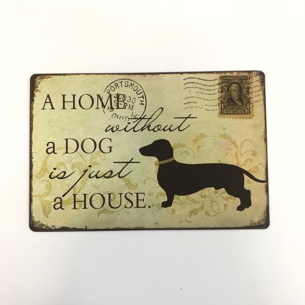 コーギー犬のシルエットがポストカードの背景に描かれたインテリアプレートです。30cm×20cm薄い金属製のディスプレイです。四隅に穴が開いています。紐でつるしても良し、立てて置くのも良いかとおもいます。新品ですが写真のものが現品です。