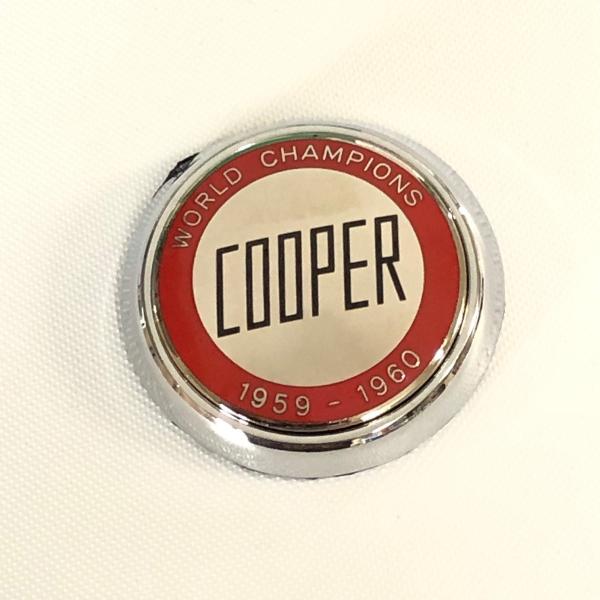 クラシックミニ用の丸型タイプのボンネットエンブレムです。 赤い縁取りに黒でCOOPERの文字入り。他のカラーバリエーションも別ページにて販売中です。センターのモチーフは七宝です。 貼り付けは両面テープで貼り付けるだけです。 5.5cm×5....