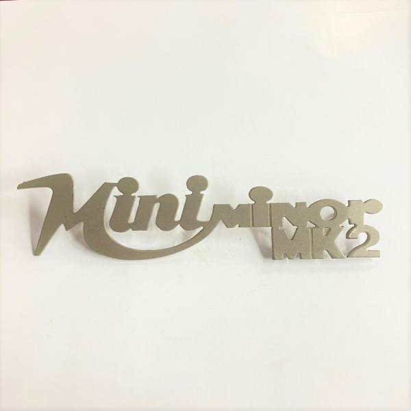 クラシックミニミニマイナーMK2のエンブレムです。15cm×4cm新品ですが、古いものです。裏側に一部剥がれがあります。全体的な劣化があります。写真のものが現品です。ご了承ください。エンブレム部分のみの販売です。Classic Mini M...