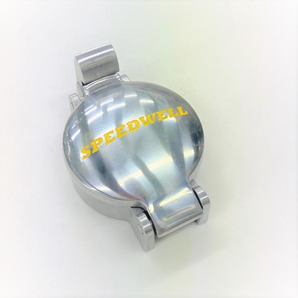 文字の部分以外に黄色のインクの付着あり。写真にてご確認ください。SPEEDWELLの刻印入りのクラシックミニ用アストンタイプのアルミガスキャップです。文字の色違い（ブラック）も別ページにて販売中です。純正のガソリンキャップに被せるだけです。...