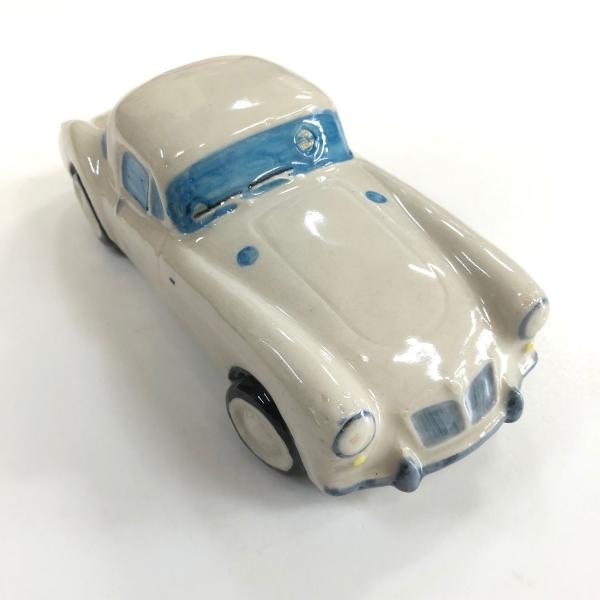 MGA　Coupeのミニチュアカーのオブジェです。MINI　CARLO　BRIANZA7.5cm×17cm×5.5cm陶器製です。古いものです。細かなキズなどございます。ご了承ください。写真のものが現品です。