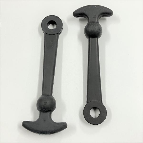 クラシックミニ・ミニモークに純正で使用されているボンネットフックのリプロダクション新品です。MK2クーパーワークスカー等にも当時使用されていましたのでローバーミニに使用するのも宜しいでしょう。約16cmこちらの商品は2本で1セットです。Bo...