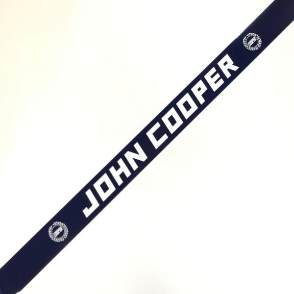 【ボディーやウインドウに、切ってアレンジもオススメ】クラシックミニにおすすめのロングステッカーです。JohnCooperの文字と月桂樹とCOOPERの定番ロゴマークがサイドに2箇所印字されています。8cm×119cm価格は1枚分のお値段です...