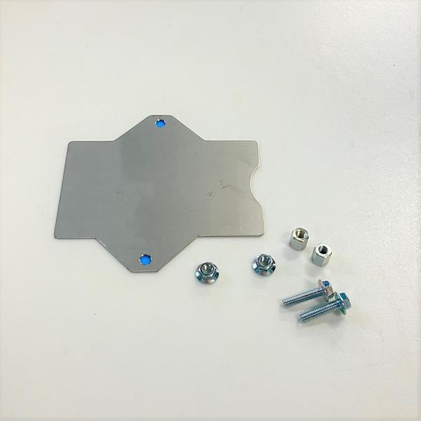 ローバーミニ用パーツETCをボンネットオープナー左側に貼り付けるためのブラケットです。既存の穴を使用し、ボルトオンで取り付けできます。ETCは商品に含まれません。加工はお客様ご自身でお願い致します。青いビニールは保護テープです。