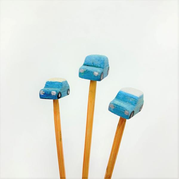 木でできた小さな青いローバーミニのモチーフが付いた耳かきです。ミニのサイズ：約1cm×1cm×1.8cmルーフホワイト：17cm（ミニ部分を含めず）ルーフホワイト/ルーフブルー：13.5cm（ミニ部分を含めず）ルーフの色と耳かきの長さをお選...