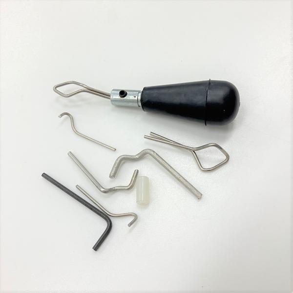 ローバーミニの窓のモールやシールを取り外す専用ツールです。用途に合わせて多数の先端を付け替え可能です。