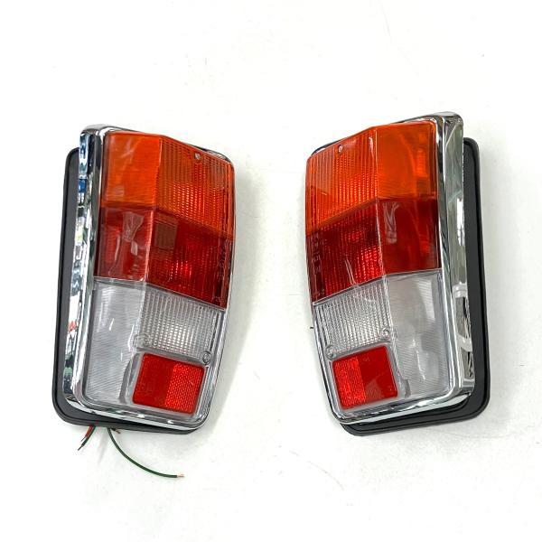 クラシックミニの純正の3色タイプのテールライトです。パッキンなども全て含まれたAssyです。パッキンのみは別ページにて販売中です。左右ばら売りです。左右同時購入で送料無料です。左右どちらか1点のみ購入の際は、お手持ち・装備済みの部品と異なる...