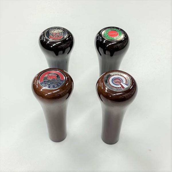 価格は1点分のものです。クラシックミニM/Tに全年式対応のウッドシフトノブです。ねじ切りあり。高さ：9.5cm直径：4cm写真の通りウッドの色味は個体により随時変わります。色を重視されます方は、実店舗でご確認し、ご購入ください。その他車種に...