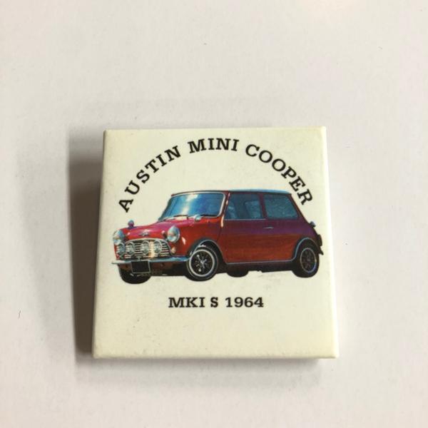 白地に赤いオースチンミニクーパーの絵のバッチブローチです。4cm×4cm