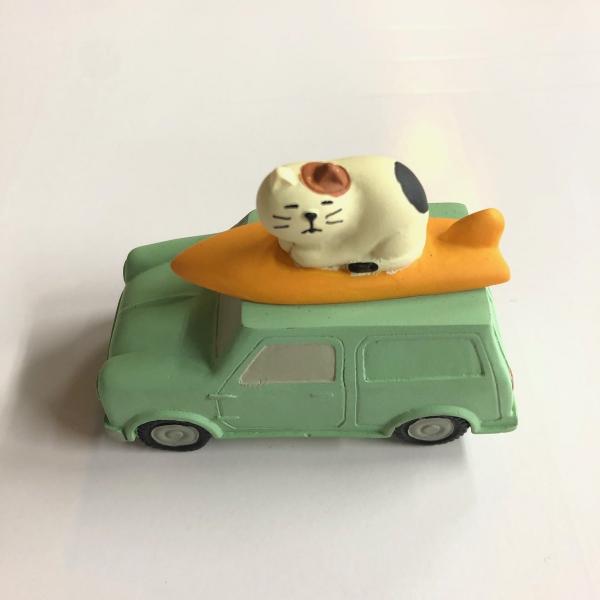 ミニバンの上に載せたサーフボードの上で猫がくつろいでいるかわいいオブジェです。手のひらサイズでギフトにもおすすめです。車内やガレージ、ご自宅のインテリアにどうぞ。約8cm×4cm×5.5cm石膏のような素材でできています。Surfing C...