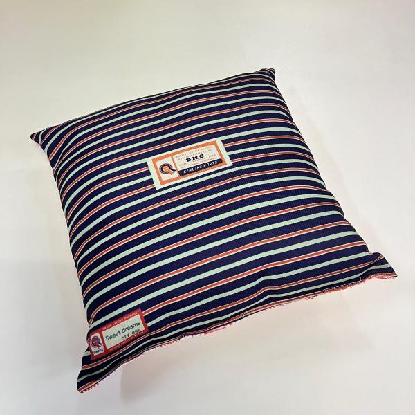 裏と表で柄の異なるクッションです。28cm×28cmBMC Square Stripe Cushion