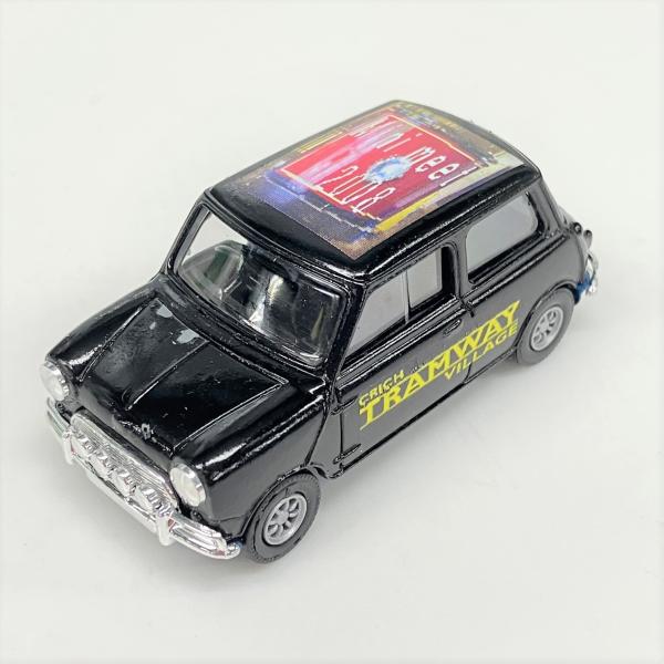 ローバーミニのミニカーです。Mini　Meeting　2008スケール表記なしフロント部分に塗装剥がれ有り。ミニカーサイズ：7.5cm×3cm×3.2cm写真のものが現品です。外箱に、細かなキズ、色あせなどの経年劣化があります。写真のものが...